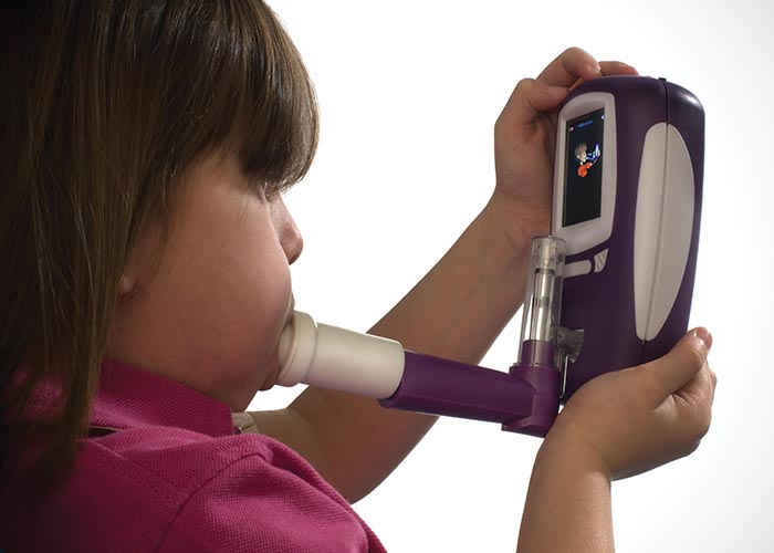 NObreath_with_child | Bedfont NObreath® FeNO Monitor